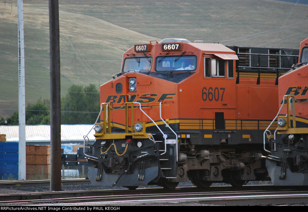BNSF 6607 waits to roll westbound leading a manifest train with BNSF 5932 beside her.